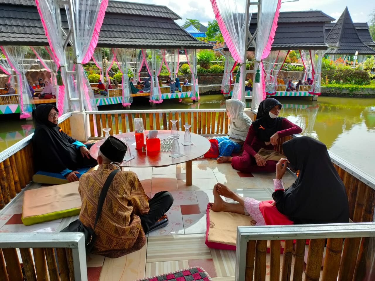 Rayakan HUT Lansia dengan Lomba Makan Kerupuk dan Joged Balon – Yayasan ...